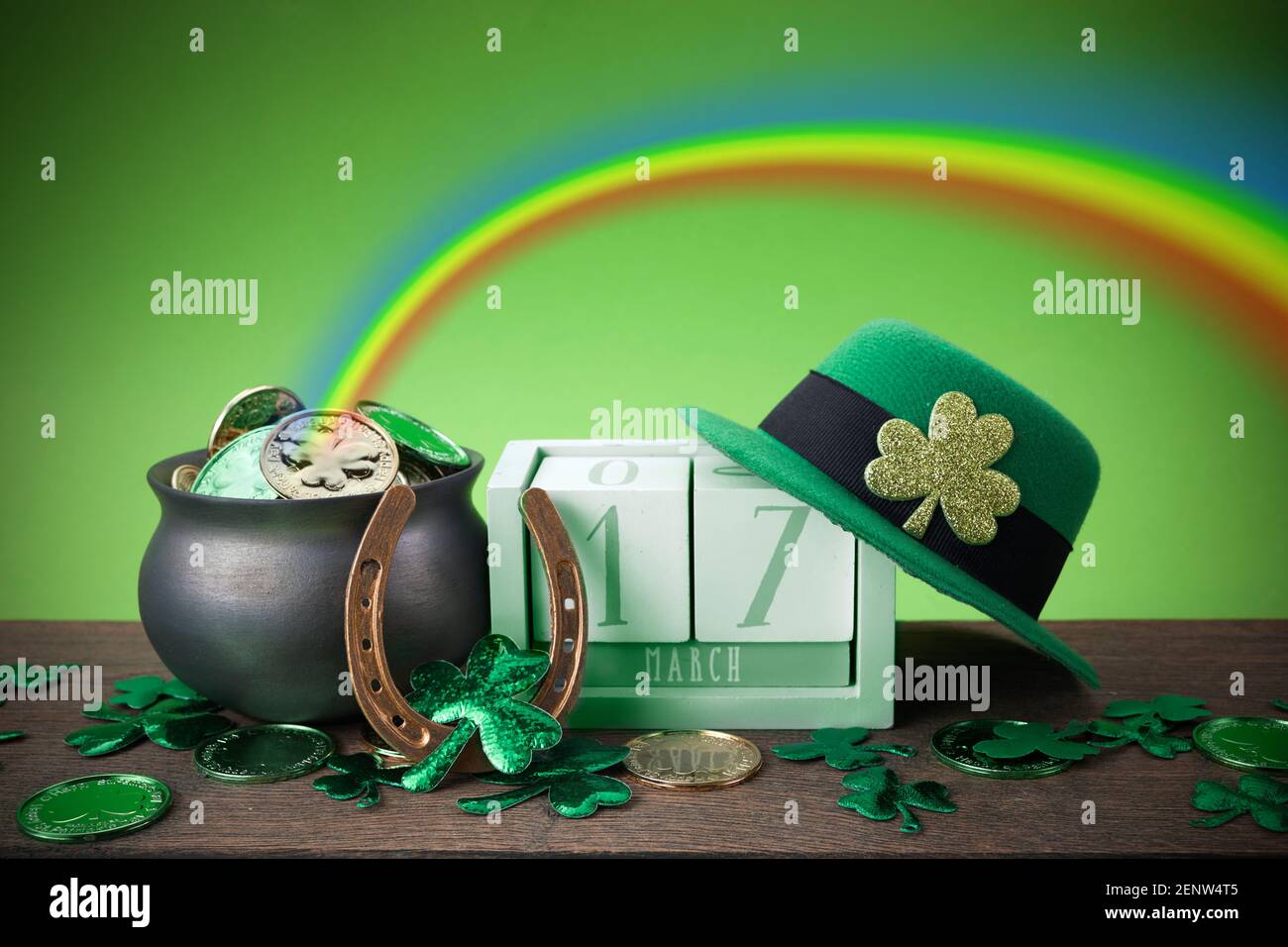 Pot of gold rainbow decoration hi-res stock photography and images - Alamy