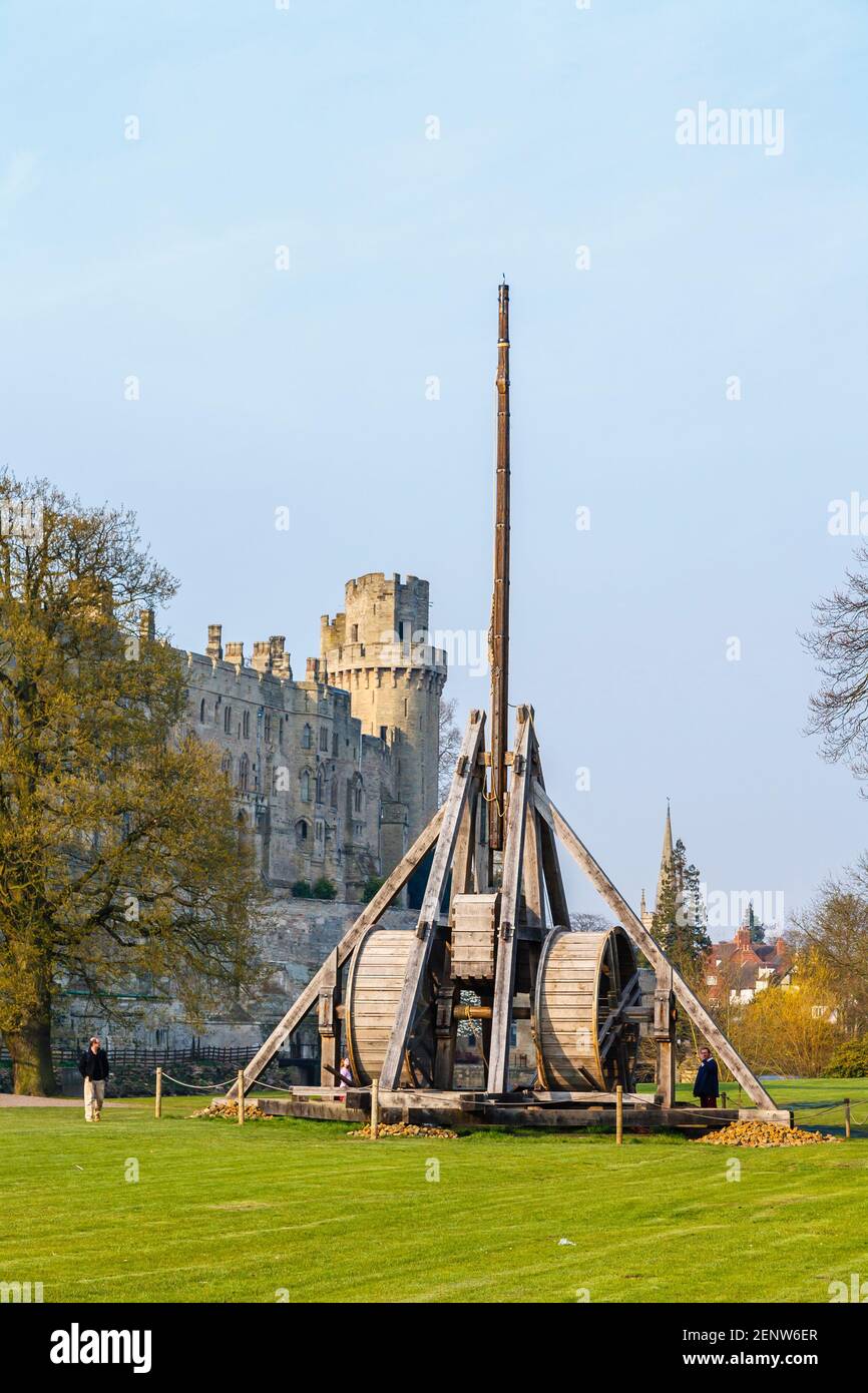 Reproduction of a trebuchet, a medieval siege machine, at Warwick ...