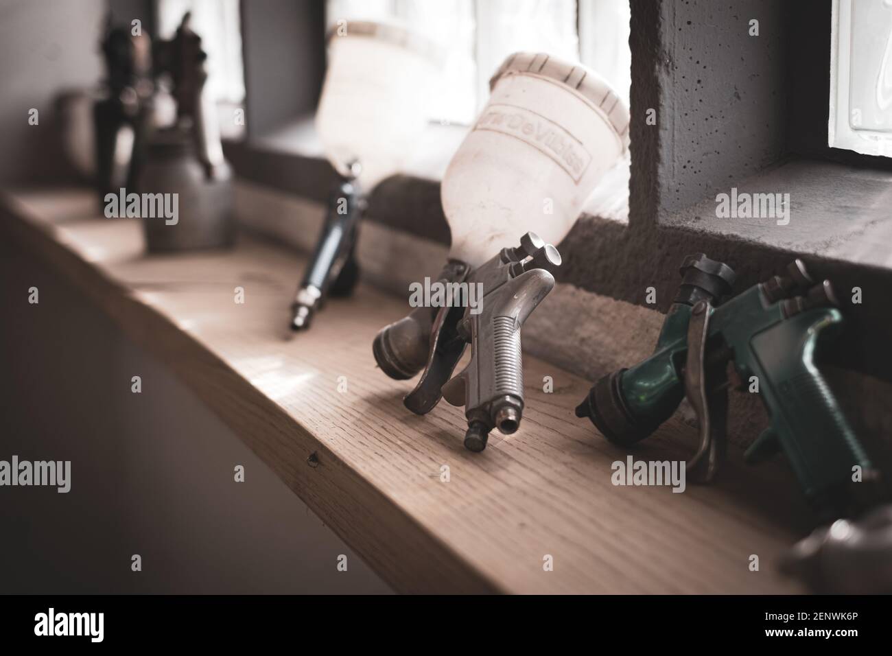 Illustration spray painter spray gun hi-res stock photography and ...