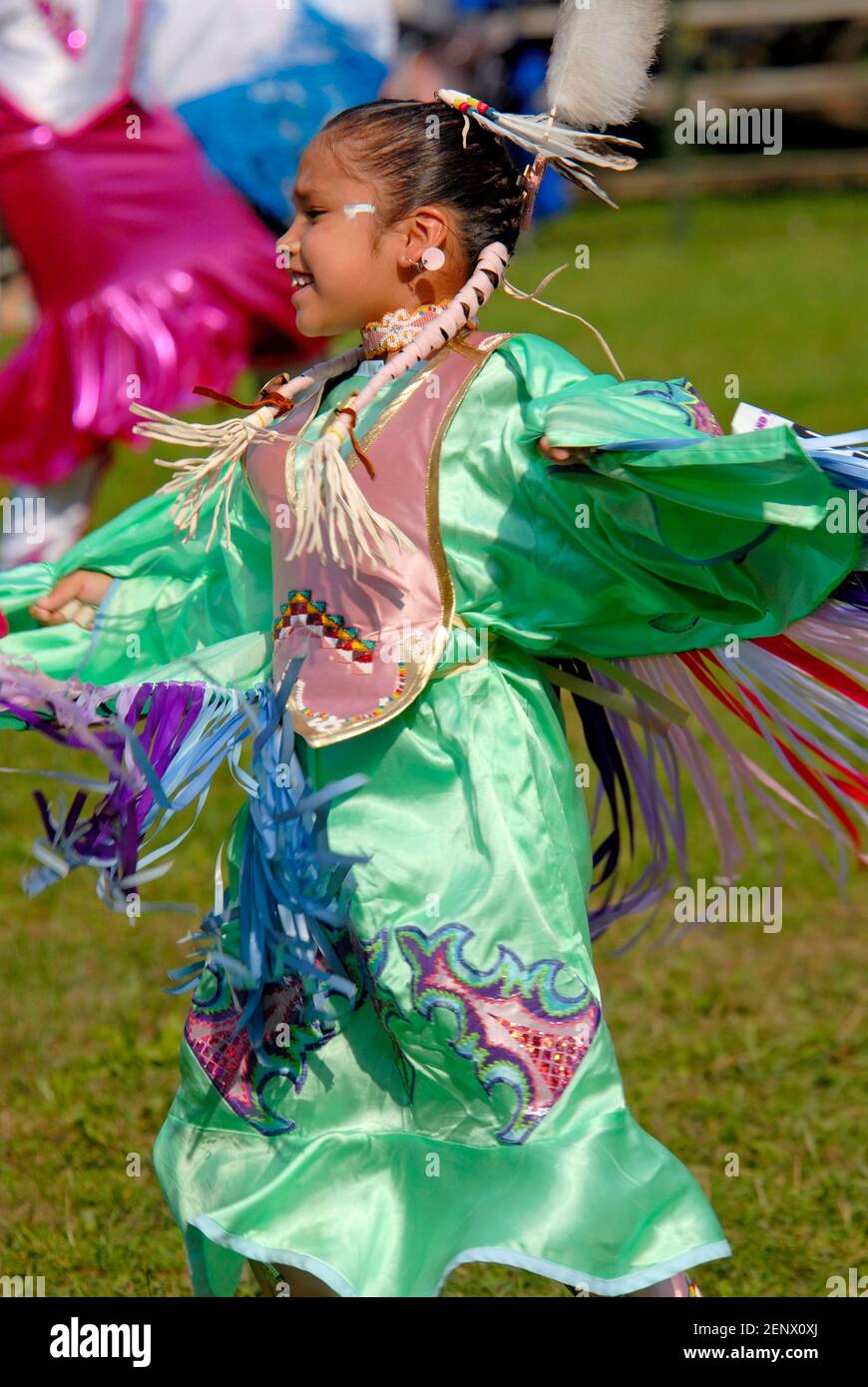 Native american dancer and child hi-res stock photography and images ...