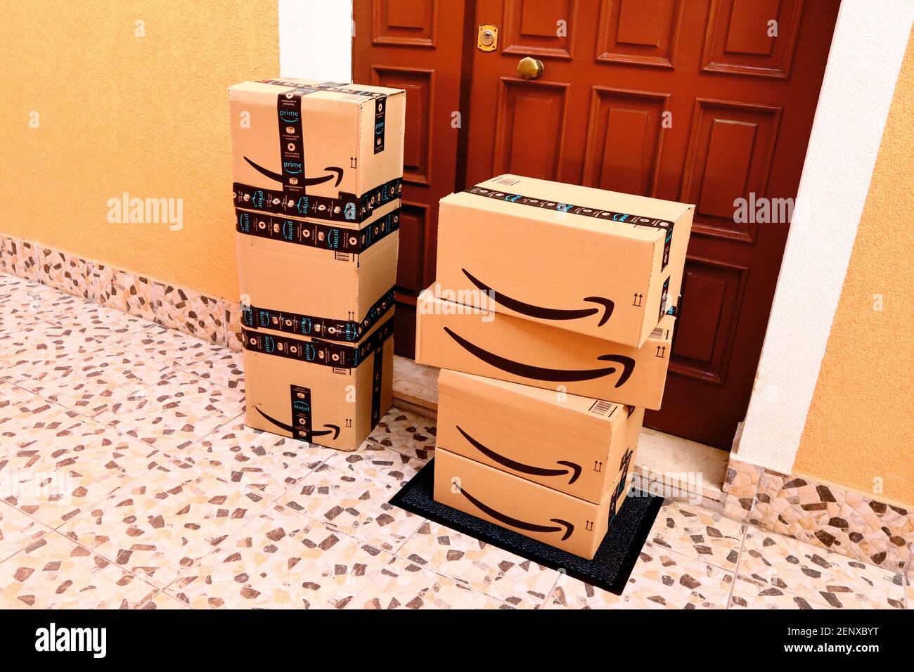 Amazon boxes smile hi-res stock photography and images - Alamy