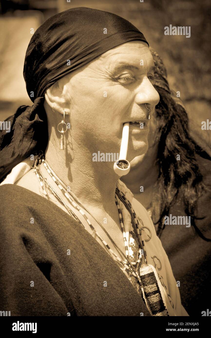 Canadian First Nations people: Indian man with pipe for smoking tobacco ...