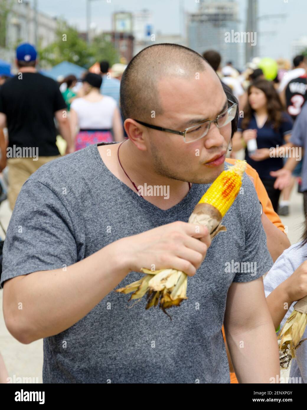 Man eating corn on the cob hi-res stock photography and images - Alamy