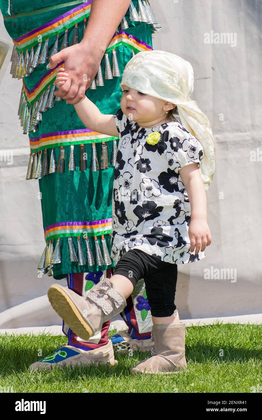 Canadian first nations mother hi-res stock photography and images - Alamy
