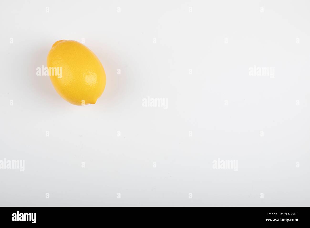Single yellow lemon isolated on white background Stock Photo - Alamy
