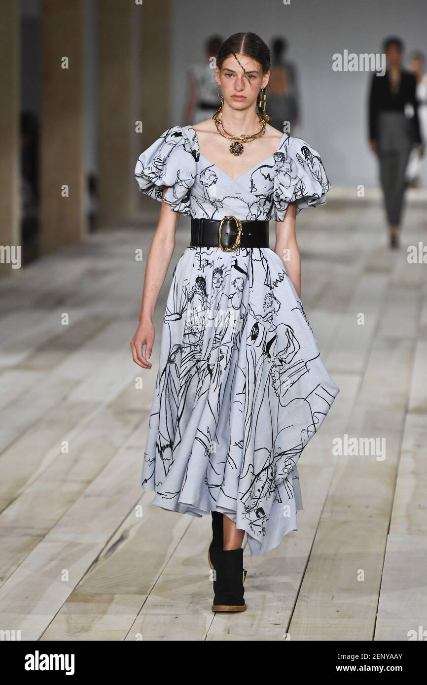 Model Karlijn Kusters walking on the runway during the Alexander ...