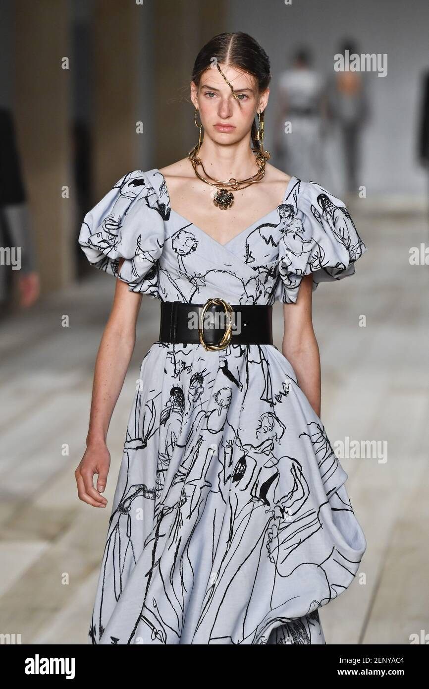 Model Karlijn Kusters walking on the runway during the Alexander ...