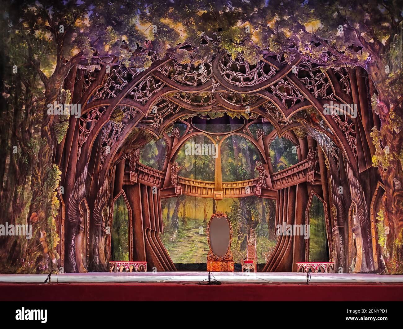 Empty theatre stage hi-res stock photography and images - Alamy