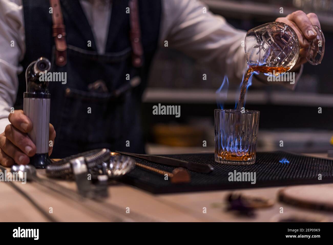 Cocktail making men hi-res stock photography and images - Alamy