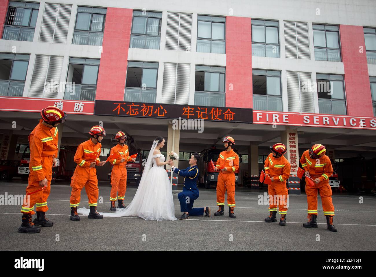 Fireman Jia Jie and his wife take unique pictures with the help of his ...