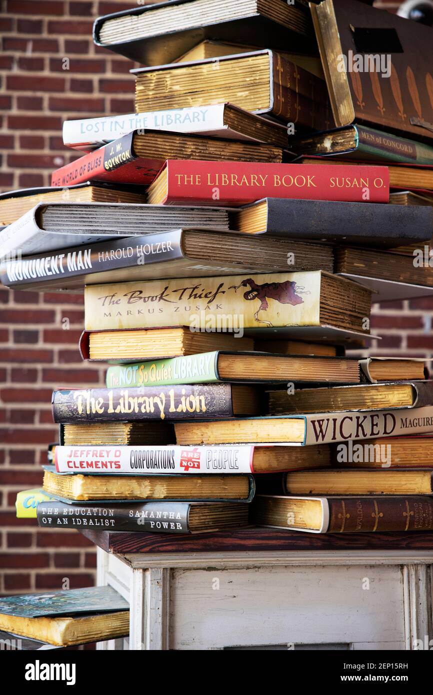 Stack of library books hi-res stock photography and images - Alamy
