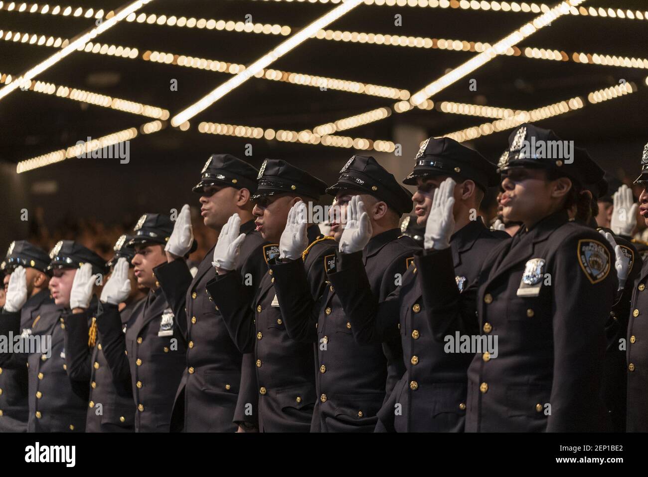 New police officers take oath during New York Police Academy Graduation ...