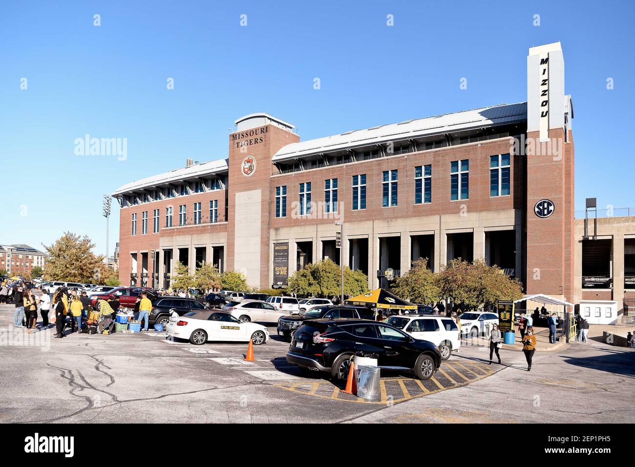Oct 12, 2019: Memorial Stadium starts to get the parking lot filled up ...