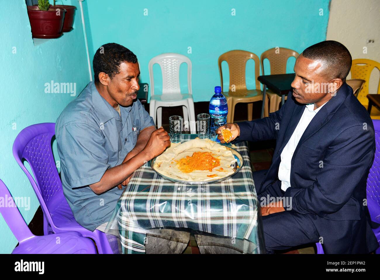 Ethiopian man eating injera hi-res stock photography and images - Alamy