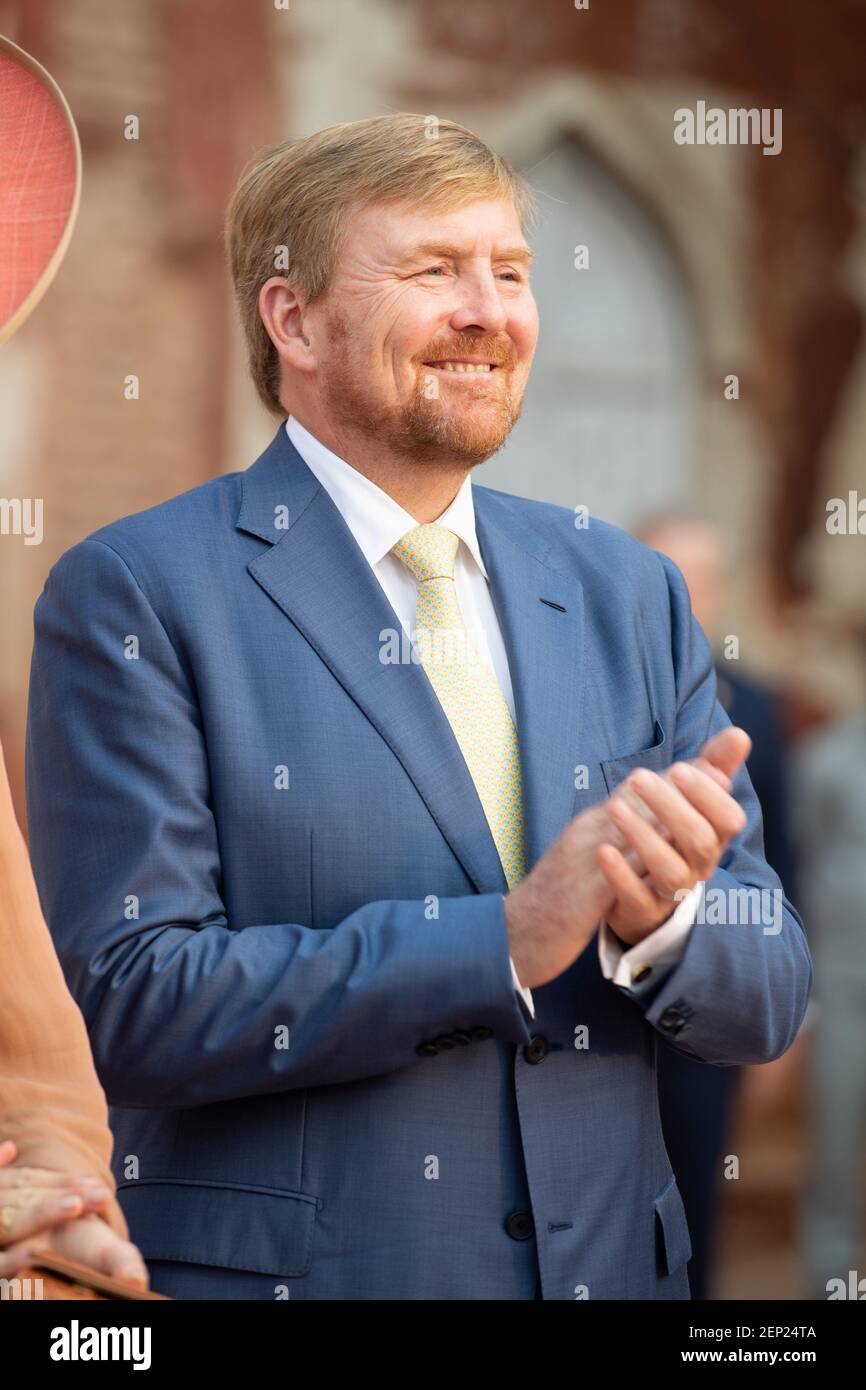 King Willem-Alexander and Queen Maxima of the Netherlands pose in front ...