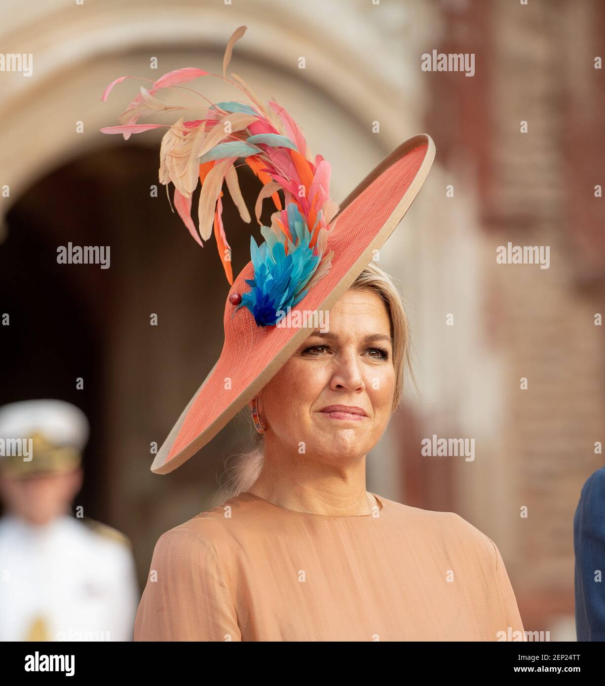 King Willem-Alexander and Queen Maxima of the Netherlands pose in front ...