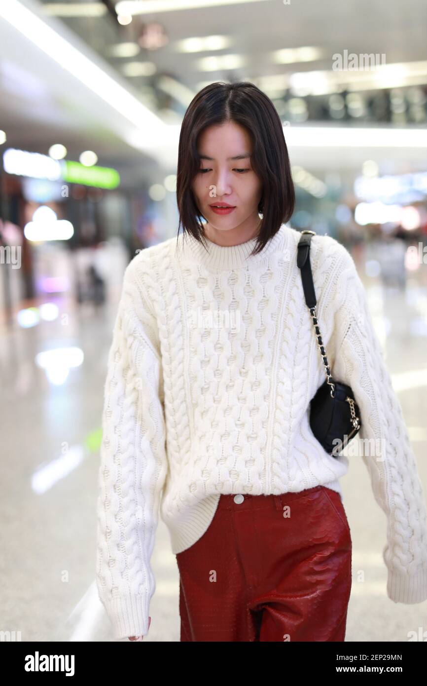 Chinese supermodel Liu Wen shows up at a Beijing airport before ...