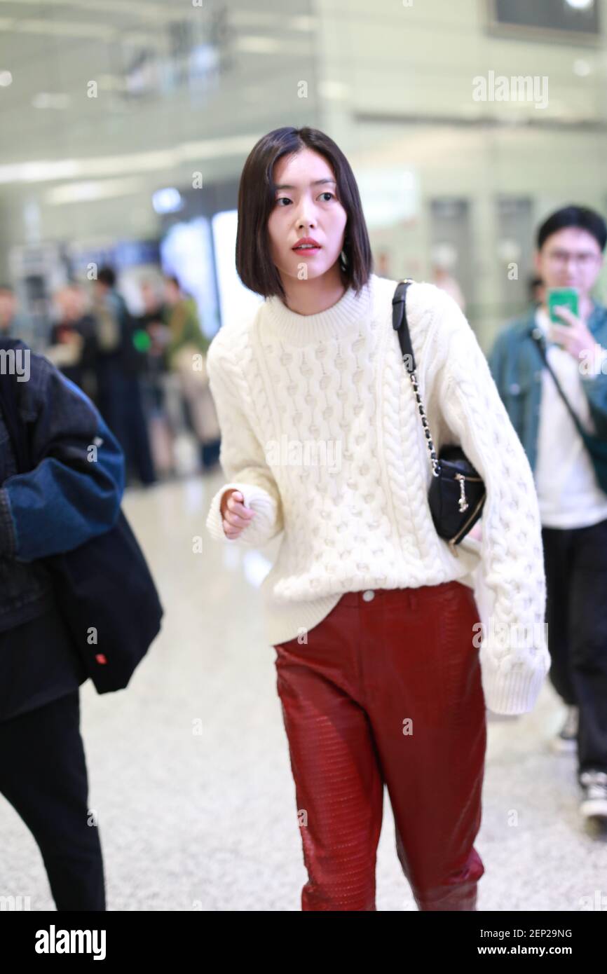 Chinese supermodel Liu Wen shows up at a Beijing airport before ...