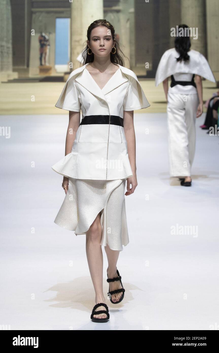 South Korean model on the runway during a 2020 S/S Seoul fashion Week ...