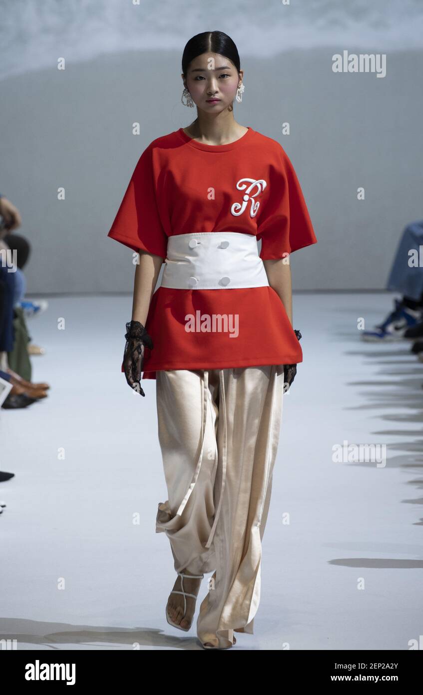 16 October 2019 - Seoul, South Korea : South Korean model on the runway ...