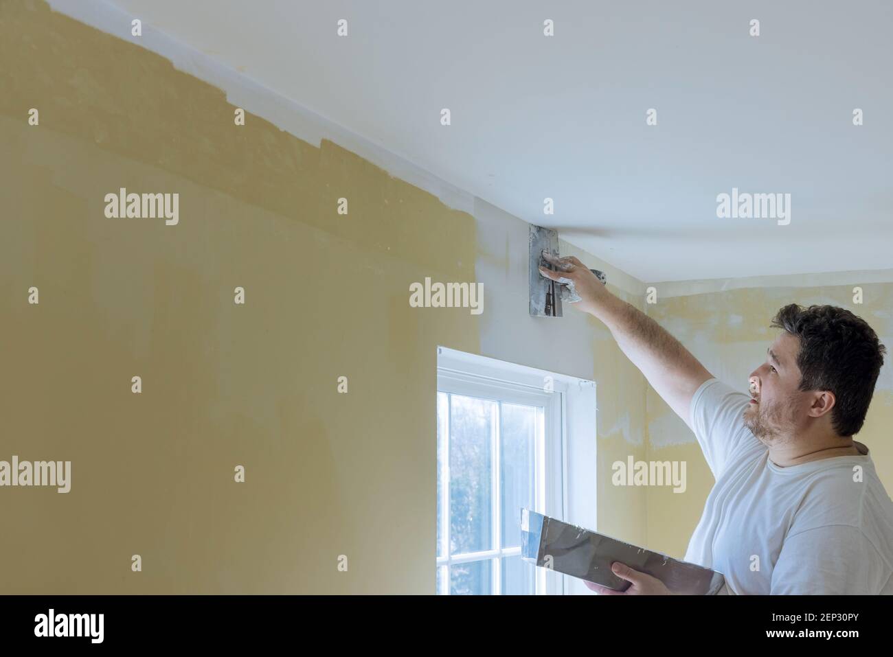 Male contractor leveling wall hi-res stock photography and images - Alamy
