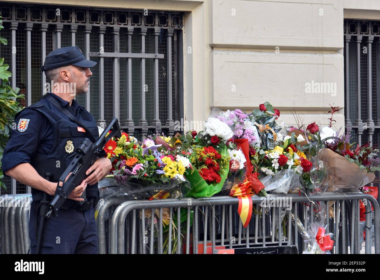 A police officer is given flowers hi-res stock photography and images ...
