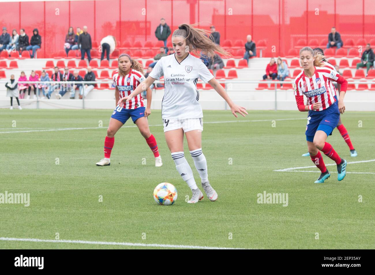 Laura Fernandez (C). during the female derby between Atlético de Madrid ...