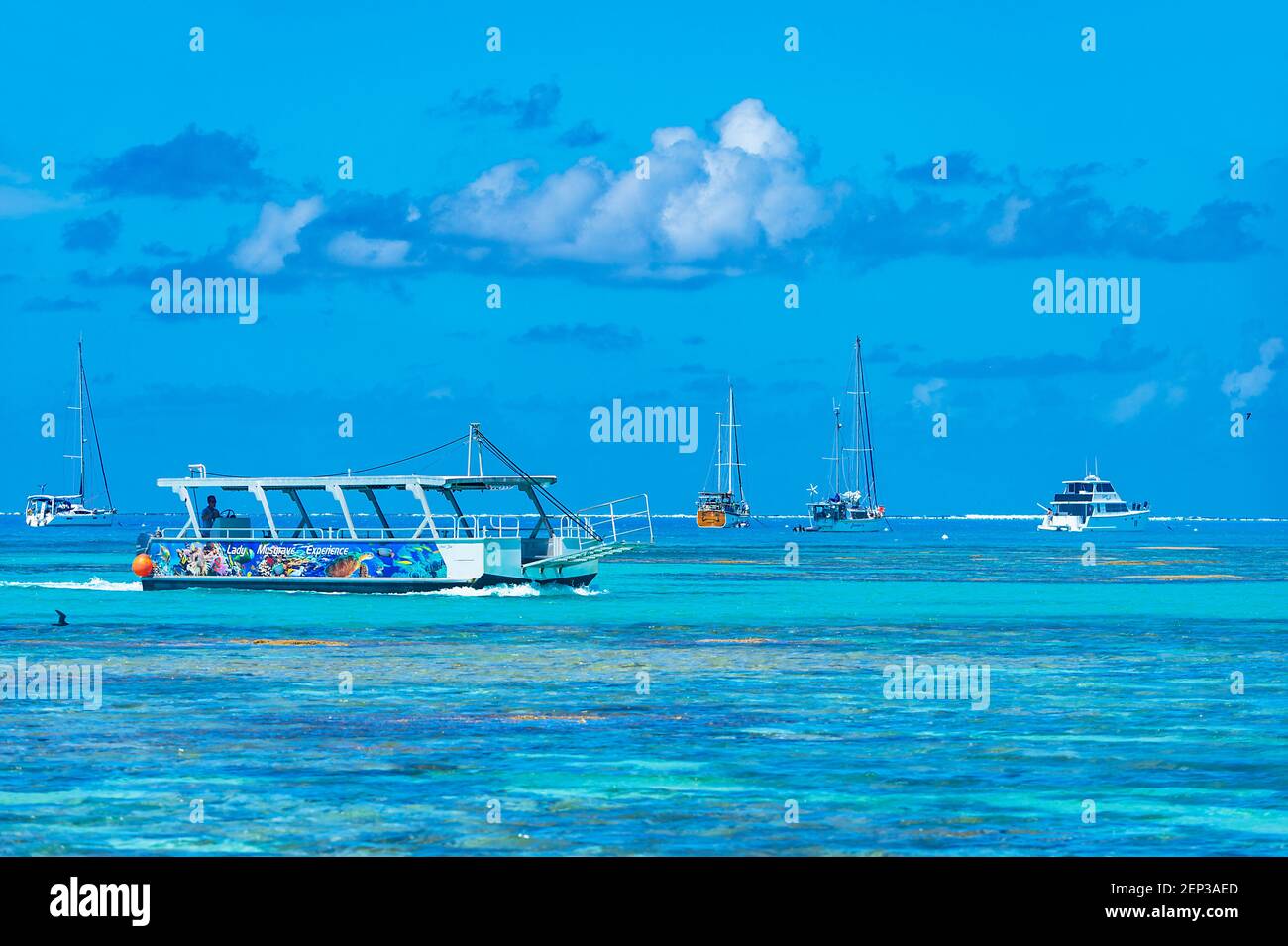 Boats at the coral reef at Lady Musgrave Island, Southern Great Barrier ...