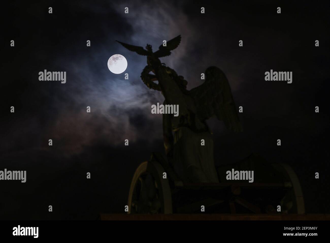 Berlin germany full moon germany hi-res stock photography and images ...