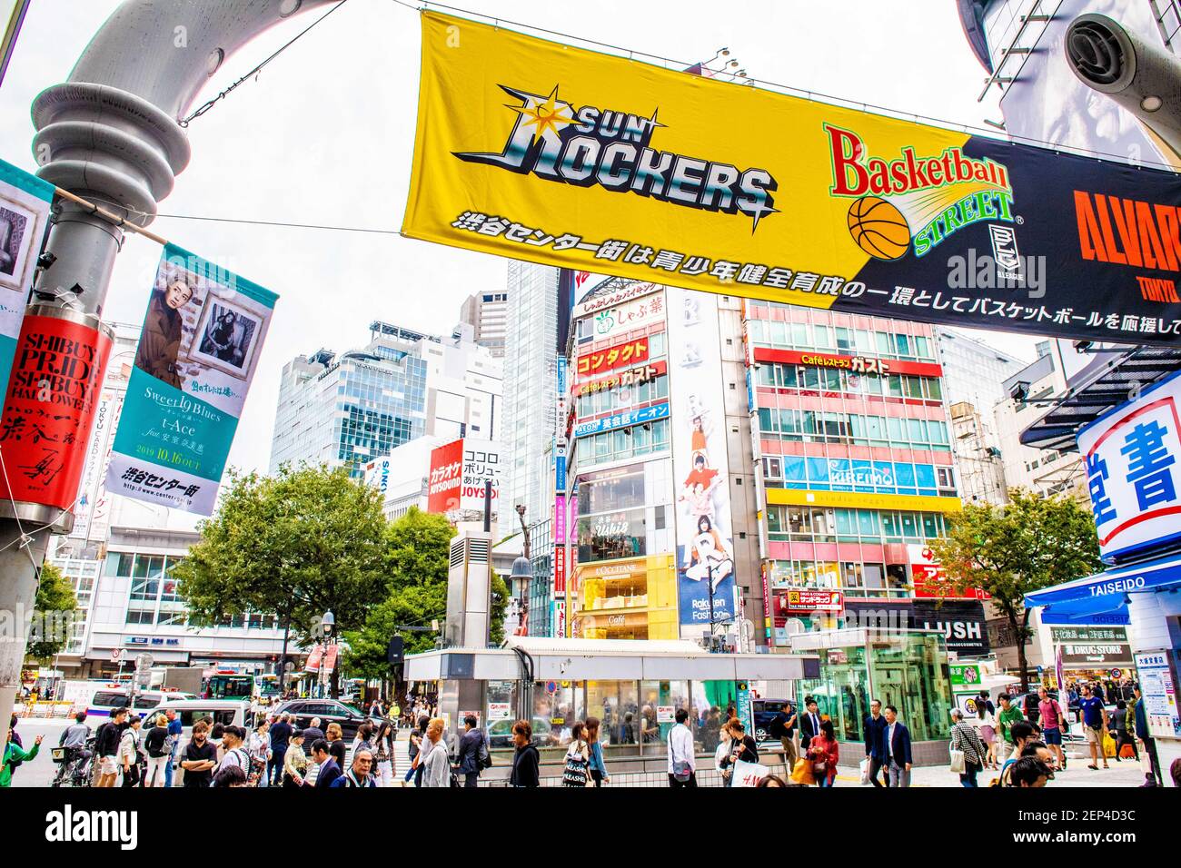 Shibuya Crossing the busiest intersection in the world in Tokyo, Japan ...