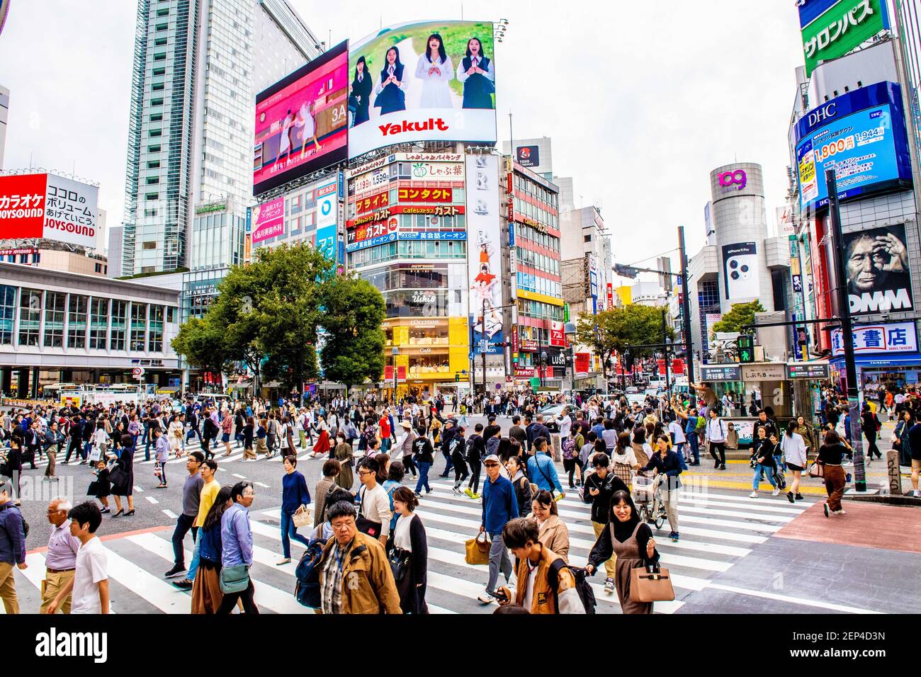 Shibuya Crossing the busiest intersection in the world in Tokyo, Japan ...