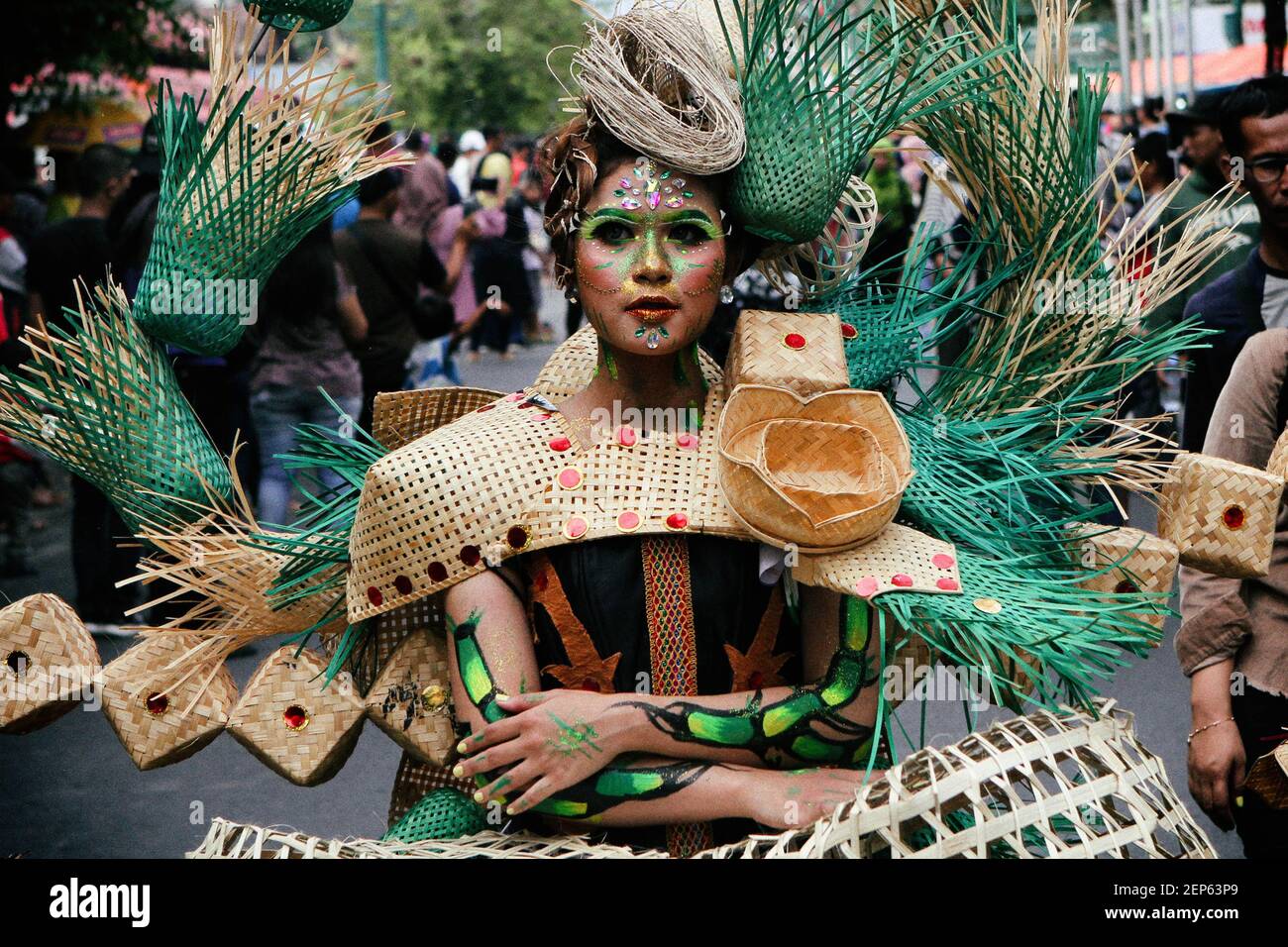 An artist uses Javanese traditional clothing called Batik during The ...