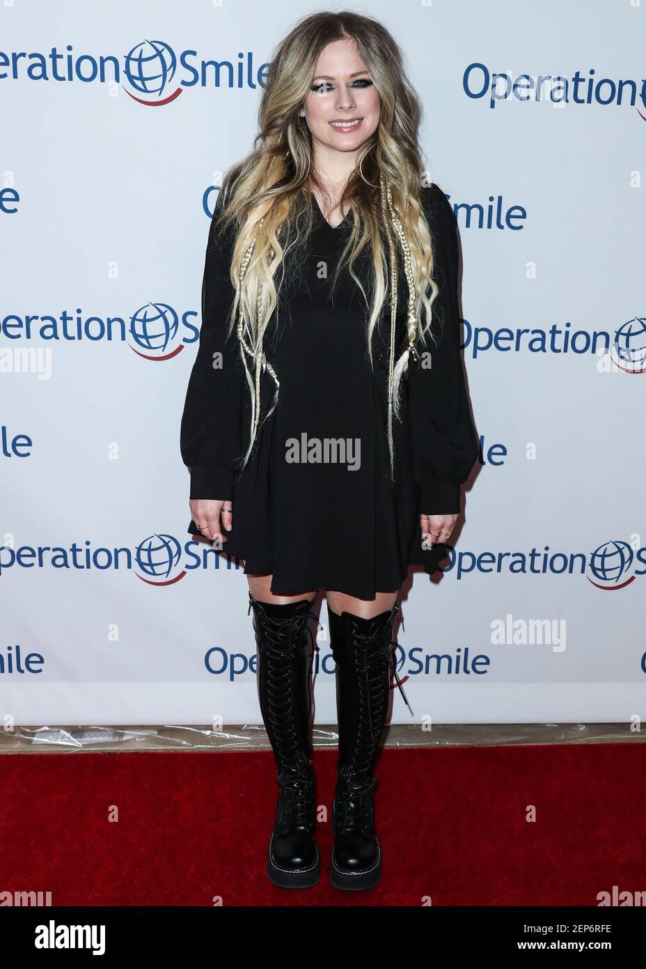 BEVERLY HILLS, LOS ANGELES, CALIFORNIA, USA - NOVEMBER 06: Singer Avril ...