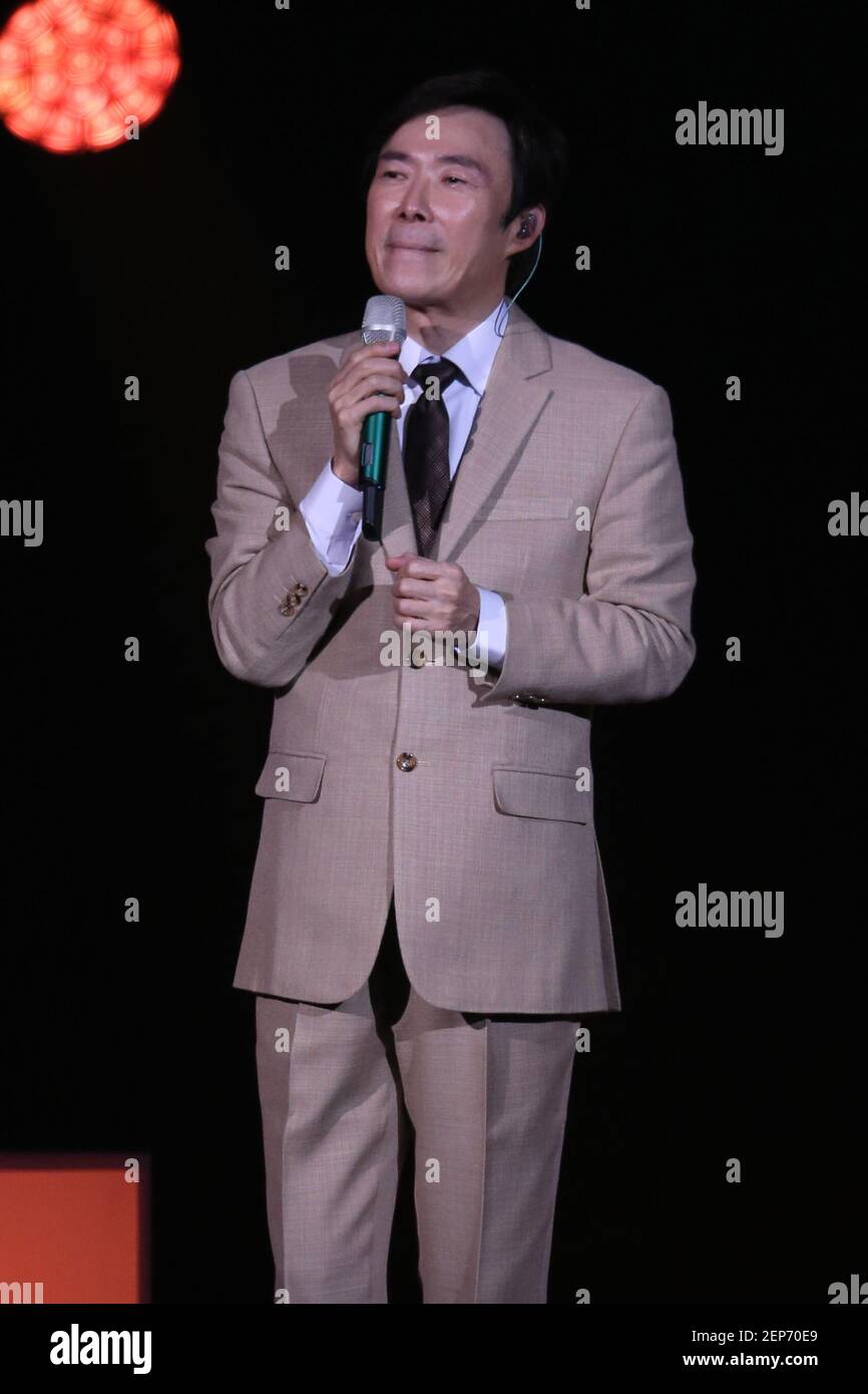 **TAIWAN OUT**Chinese Singer-songwriter and host Fei Yu-ching sobs ...