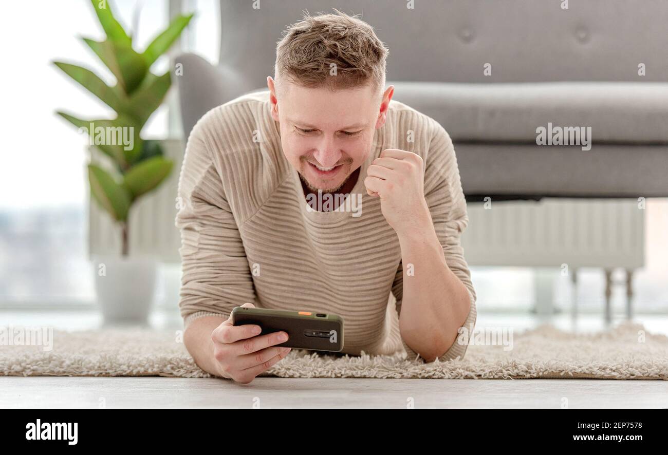 Man plays games on smartphone Stock Photo - Alamy