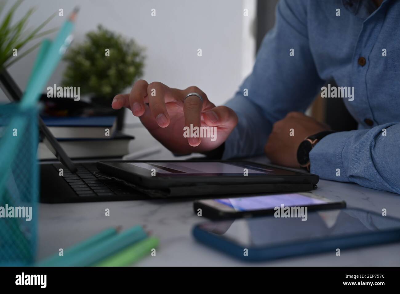 Using multiple devices hi-res stock photography and images - Alamy