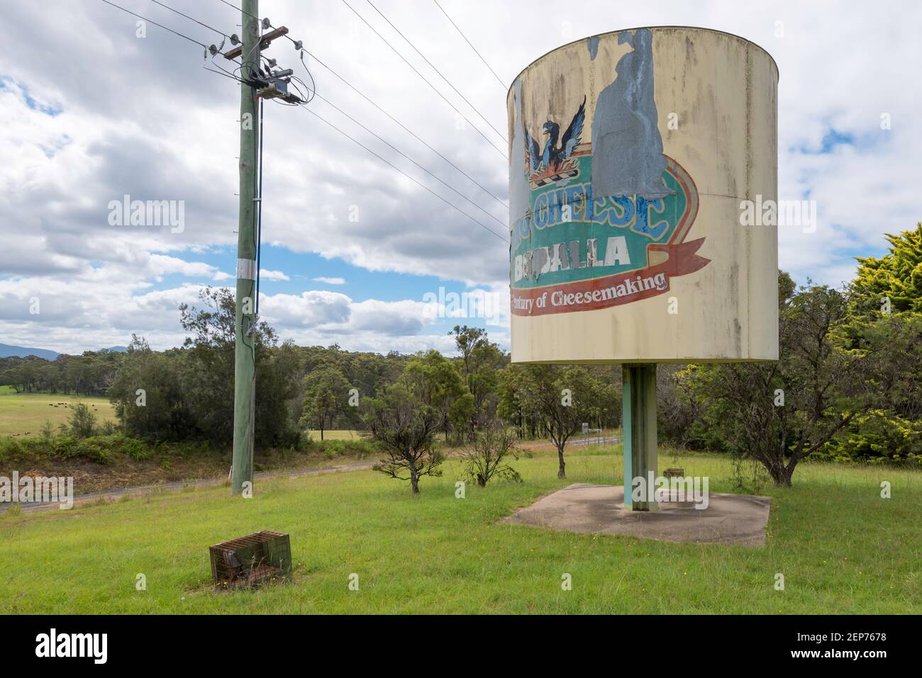 One of Australia's famous Big things, The now dilapidated Big Cheese in ...