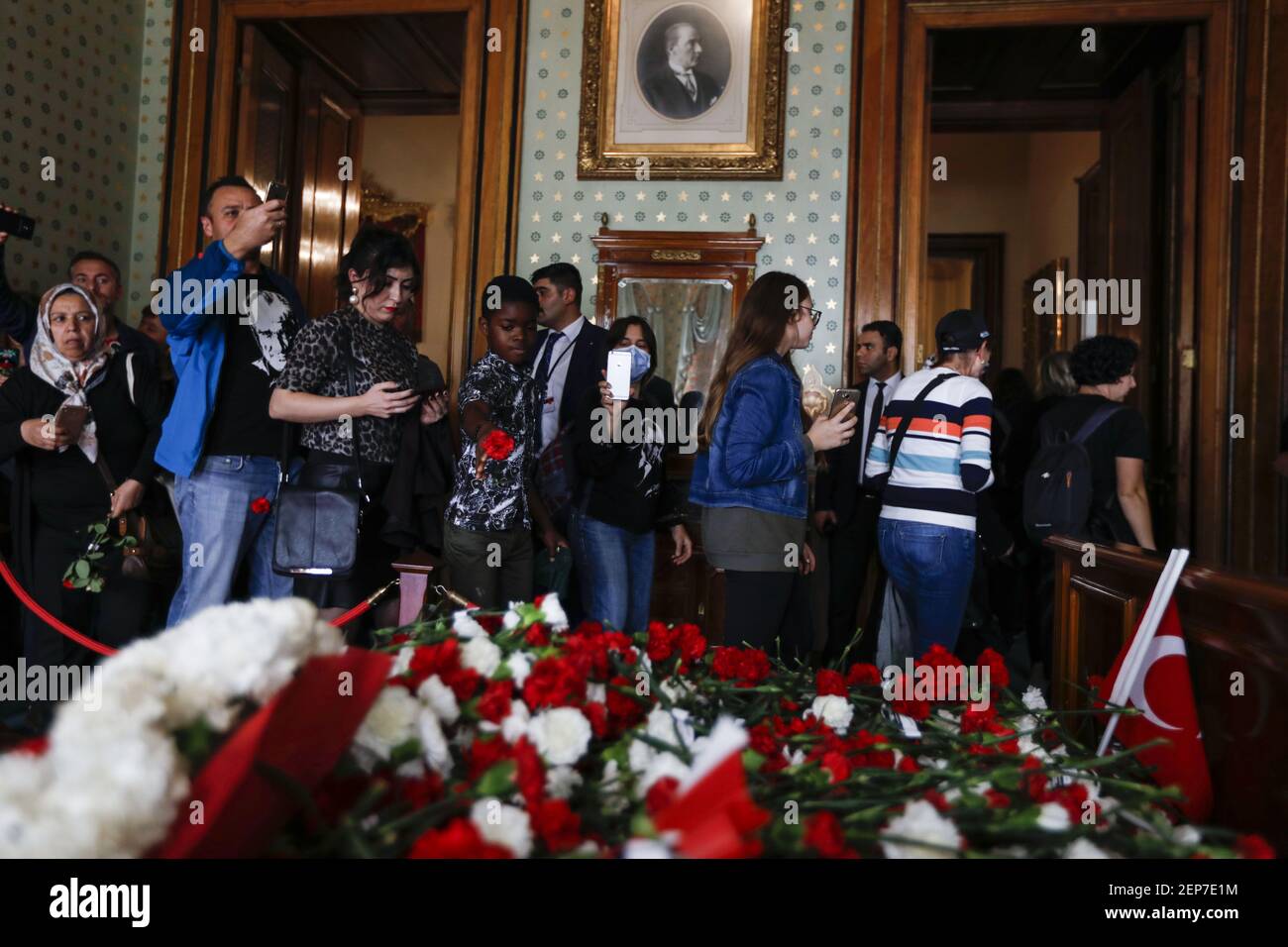 People visit Dolmabahce Palace and lay carnations on Mustafa Kemal ...