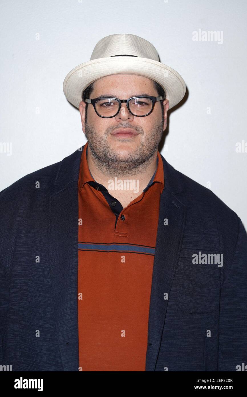 MIAMI, FL - NOV 12: Actor Josh Gad is seen during Despierta America ...