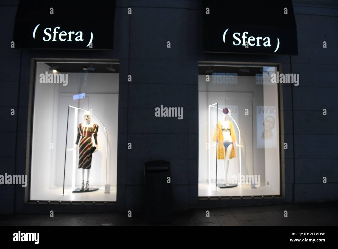 Dummies seen through a Sfera shop window on Preciados street in Madrid ...