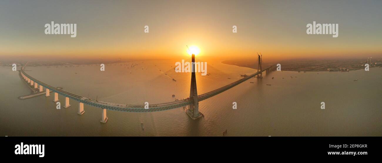 The world's longest cable-stayed bridge, the Hutong (Shanghai-Nantong ...