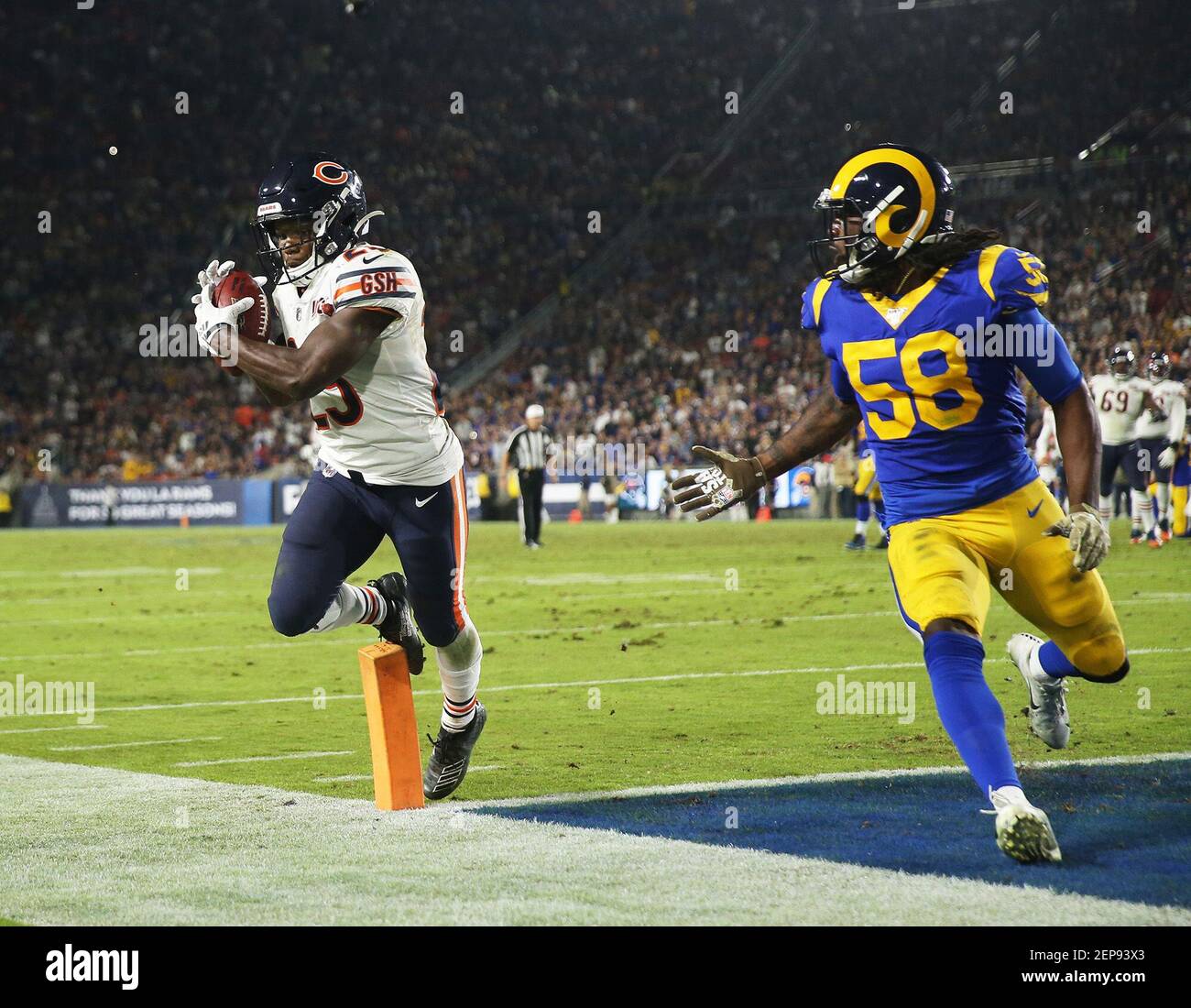 Chicago Bears running back Tarik Cohen (29) tip-toes into the end zone ...