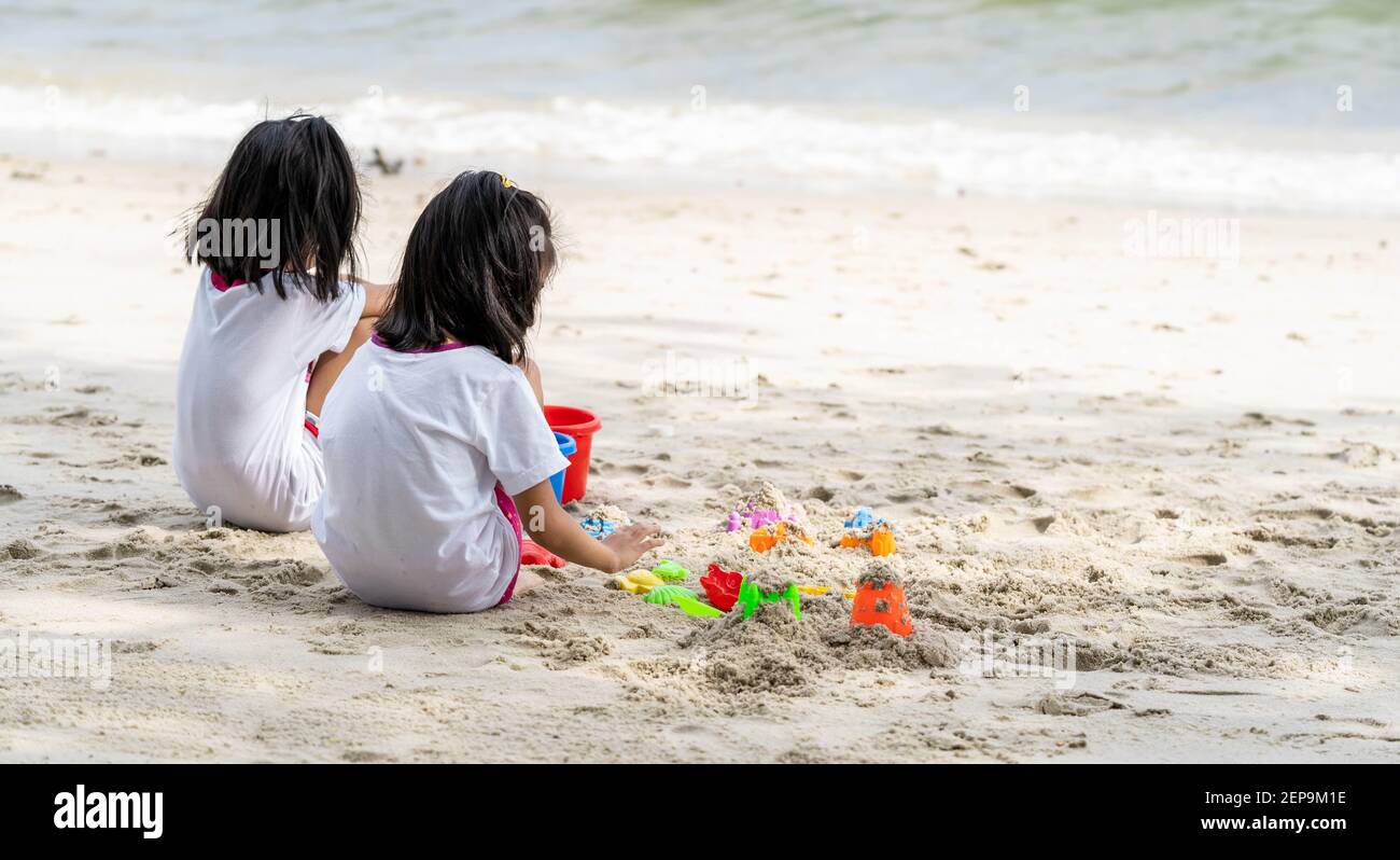 Beach siblings twins hi-res stock photography and images - Alamy