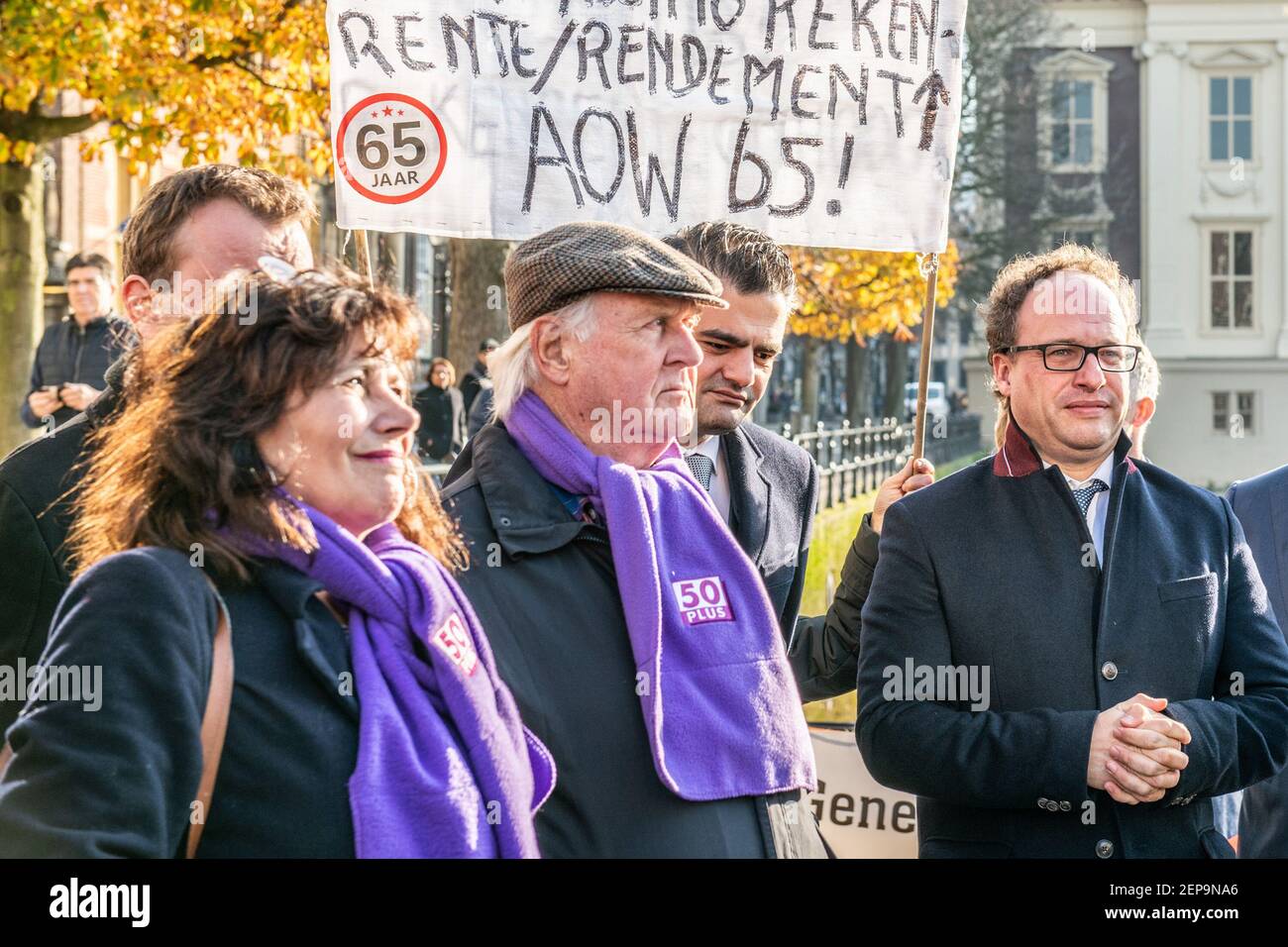 DEN HAAG, 20-11-2019, Members of Dutch Parliament hand over a petition ...