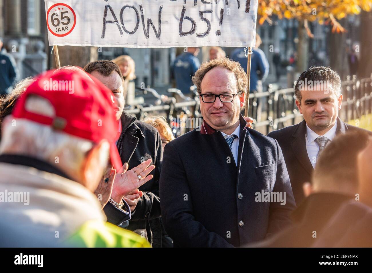 DEN HAAG, 20-11-2019, Members of Dutch Parliament hand over a petition ...