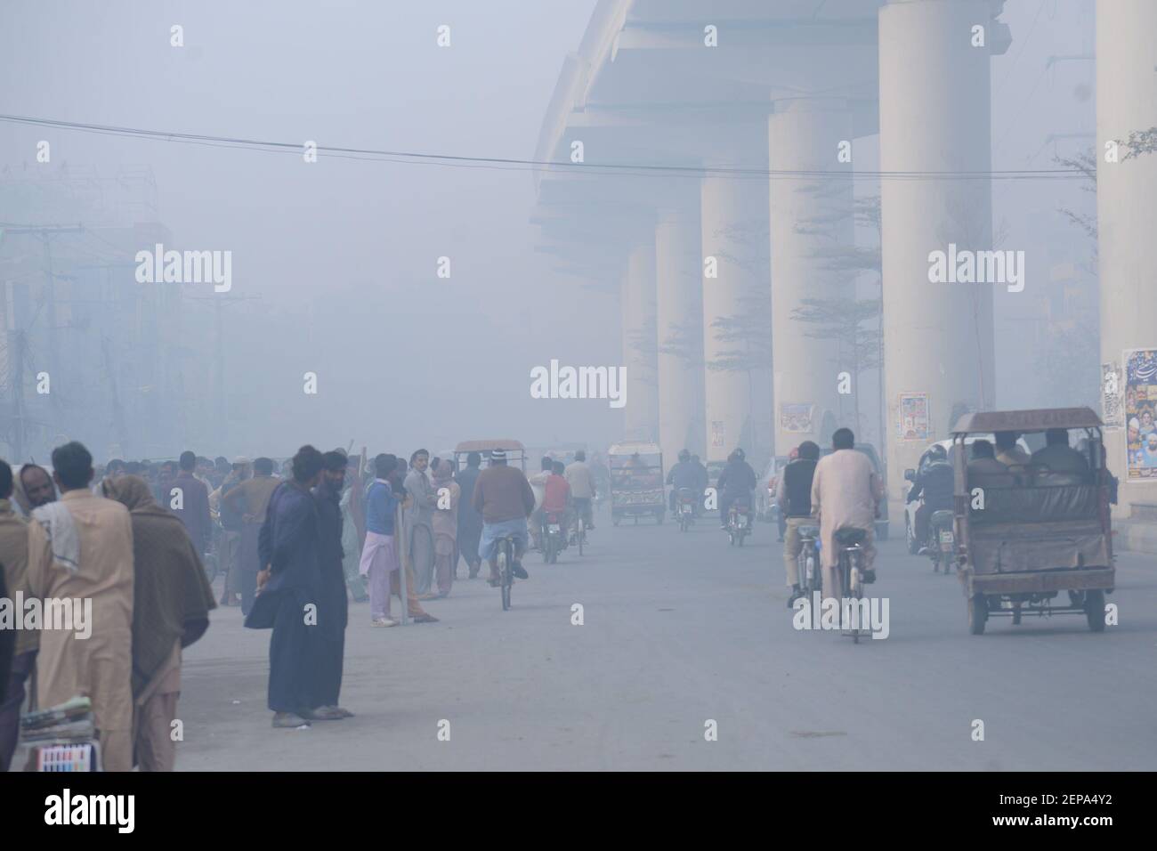 Pakistani Laborers wear face mask due dangerous smog to protect ...