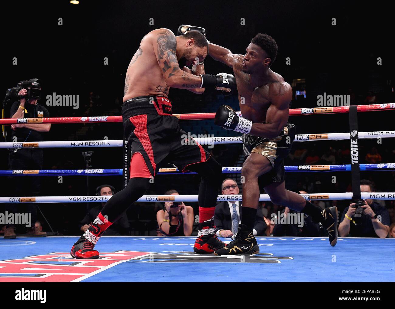 LAS VEGAS - NOVEMBER 23: Marsellos Wilder v Dustin Long on the Fox ...