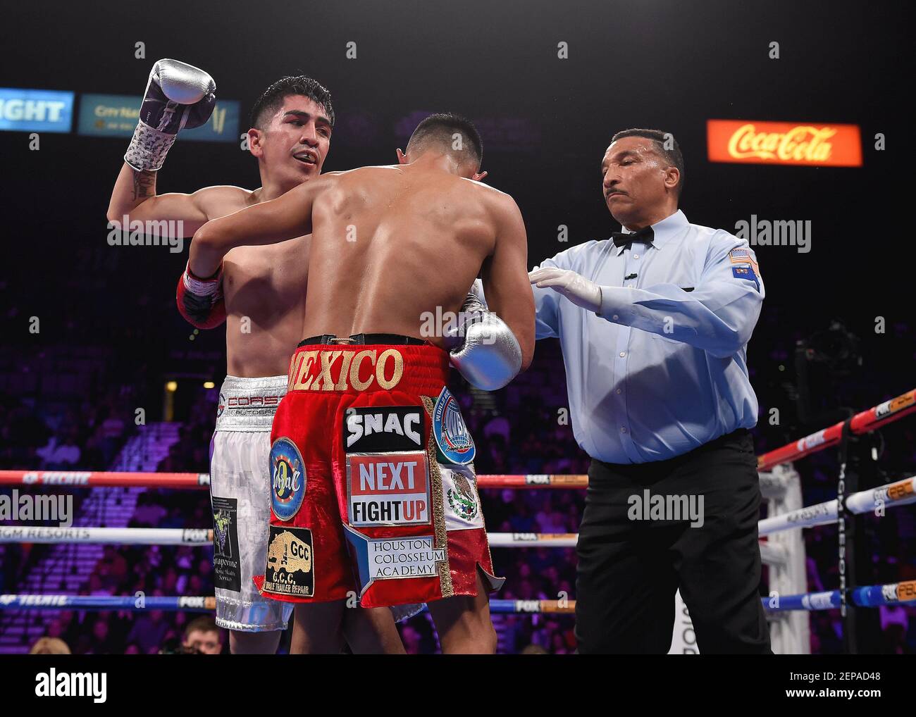 LAS VEGAS - NOVEMBER 23: Leo Santa Cruz v Miguel Flores on the FOX ... LAS VEGAS - NOVEMBER 23: Leo Santa Cruz v Miguel Flores on the FOX ...
