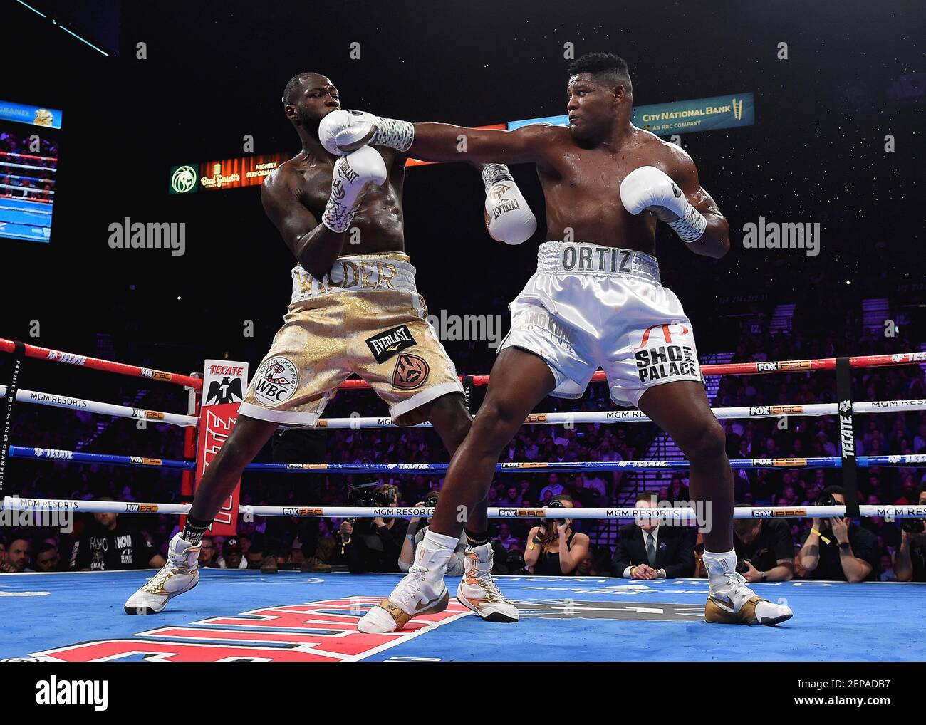 LAS VEGAS - NOVEMBER 23: Deontay Wilder v Luis Ortiz on the FOX Sports ...