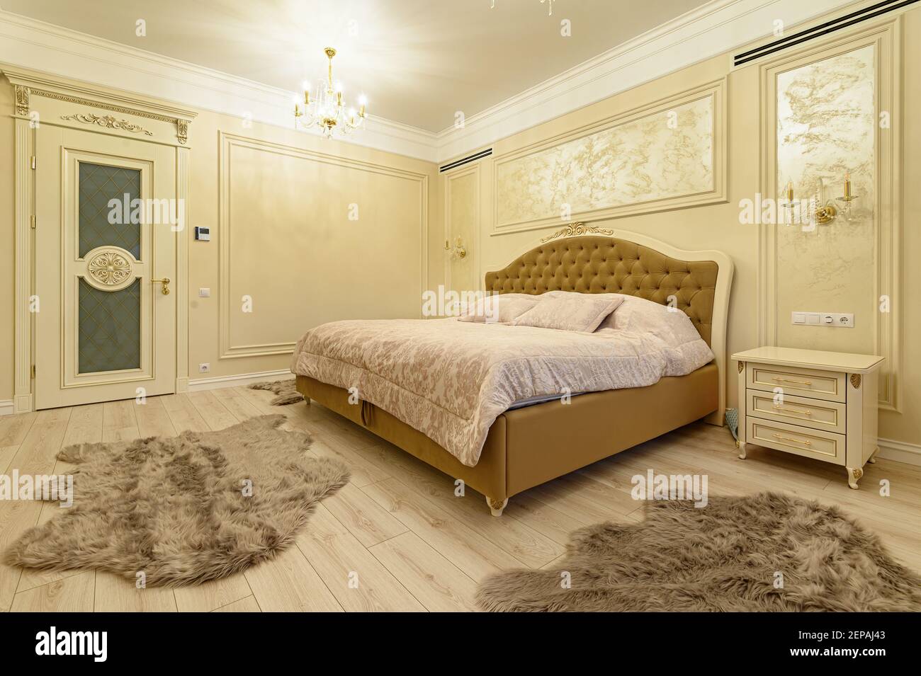 Interior design, luxury big modern bedroom Stock Photo - Alamy